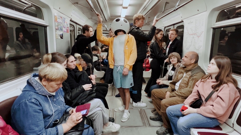 НЛО в Киеве - PLAXA в образе инопланетянина показал видео Все можливо ...