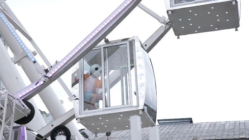 НЛО у Києві - PLAXA у образі інопланетянина показав відео Все можливо ...